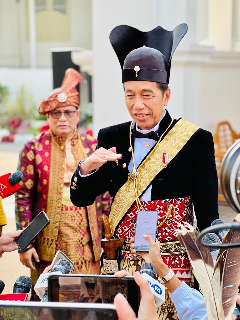 Fokus Borneo Presiden Jokowi Kenakan Pakaian Khas Kesunanan Surakarta